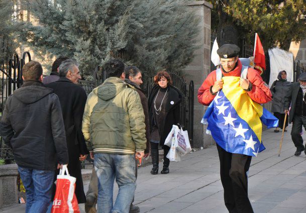Quand Senad Hadzic, un musulman bosniaque, parcourut 6000 km à pied ...