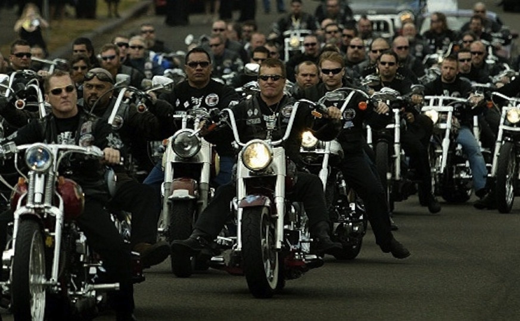 Des bikers américains armés, en ordre de bataille pour débouler devant ...